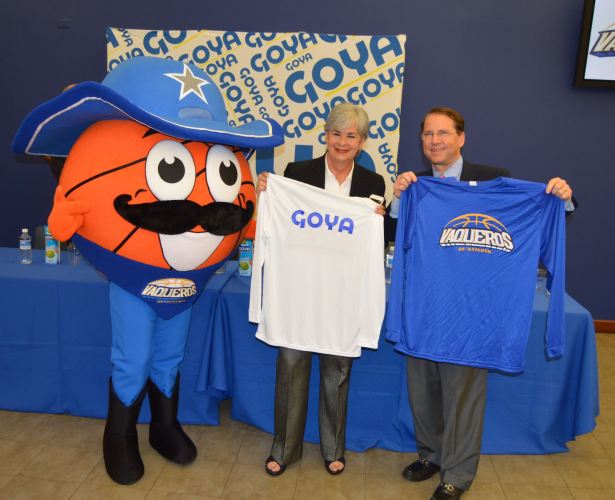 Carlos Unanue presidente de Goya junto a Ivelisse Rivera reciben la ...