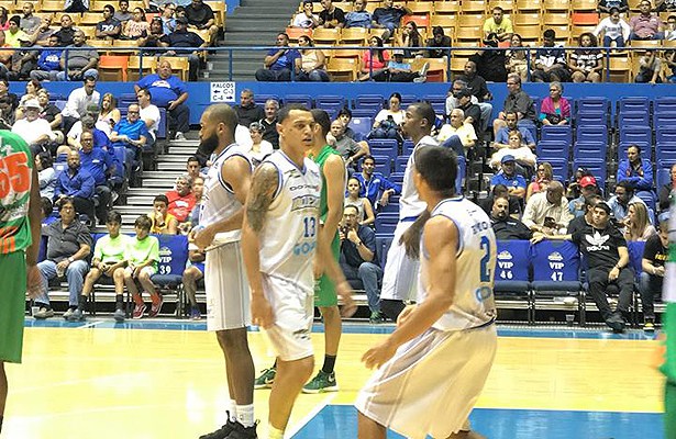 Vaqueros vs. Gallitos en el Coliseo Ruben Rodriguez – Ciudad de Bayamón