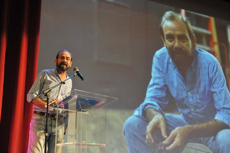 René Monclova se dirige al público en el Teatro Braulio Castillo ...