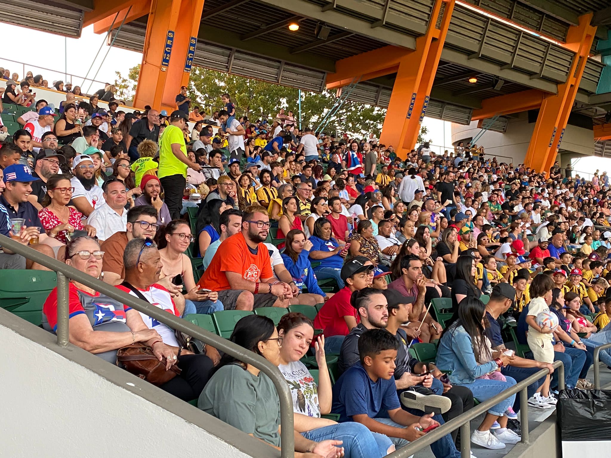 La selección masculina de fútbol regresa triunfal al estadio Juan Ramón ...